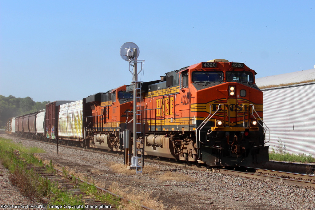 BNSF 4320 heads up the duty on the north town Memphis.